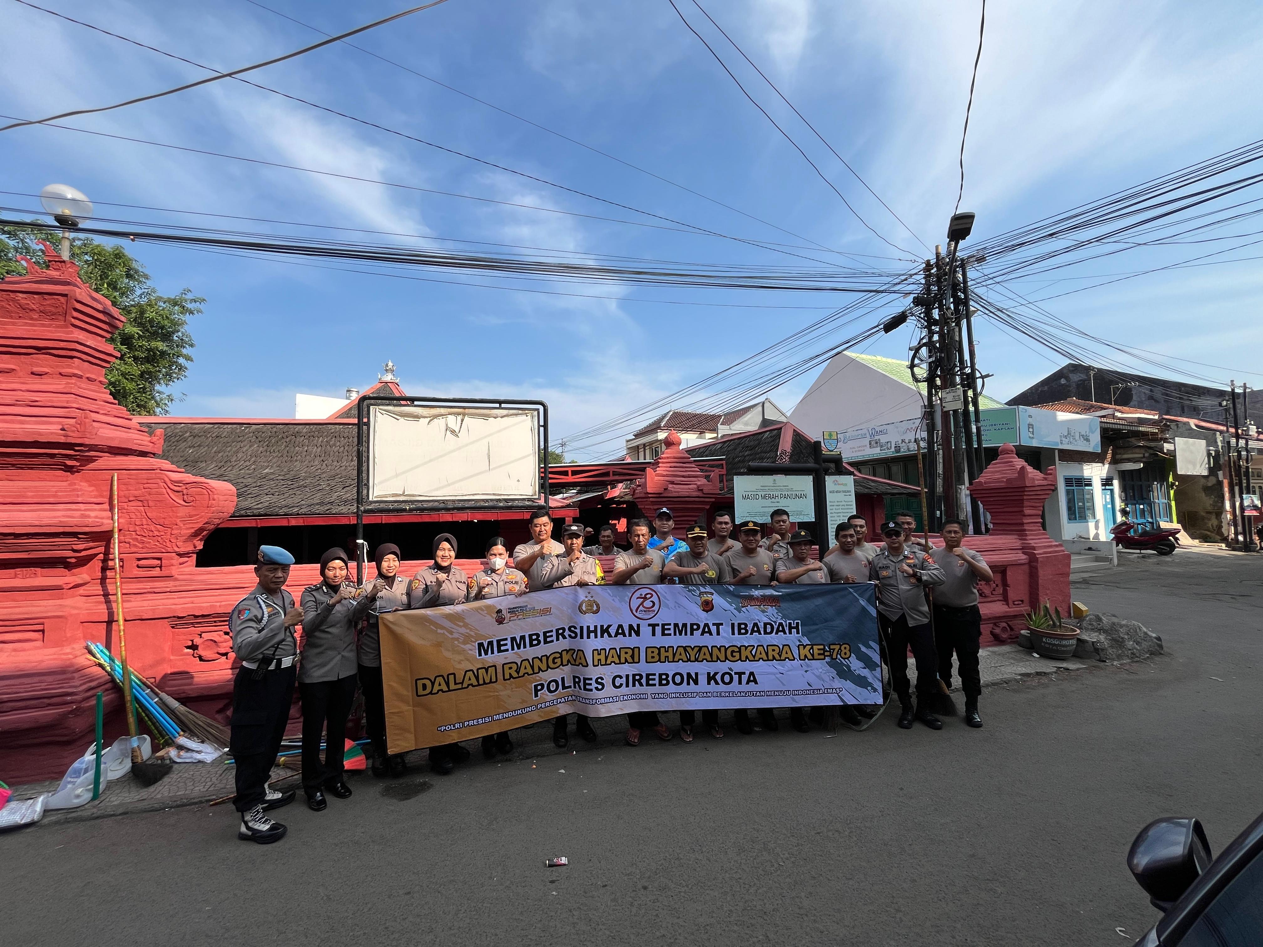 Peringati HUT Bhayangkara Ke-78, Polres Cirebon Kota Bersih-bersih di Masjid Merah Panjunan ...